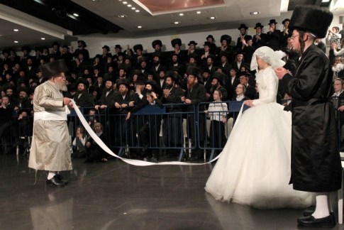 Arabic media describes "mitzvah tantz" video - "Jew ties his wife up ...