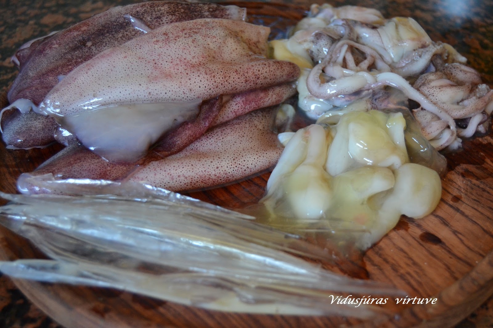 Vidusjúras virtuve: Calmari alla romana- kalmári romiesu gaumé . Soli ...