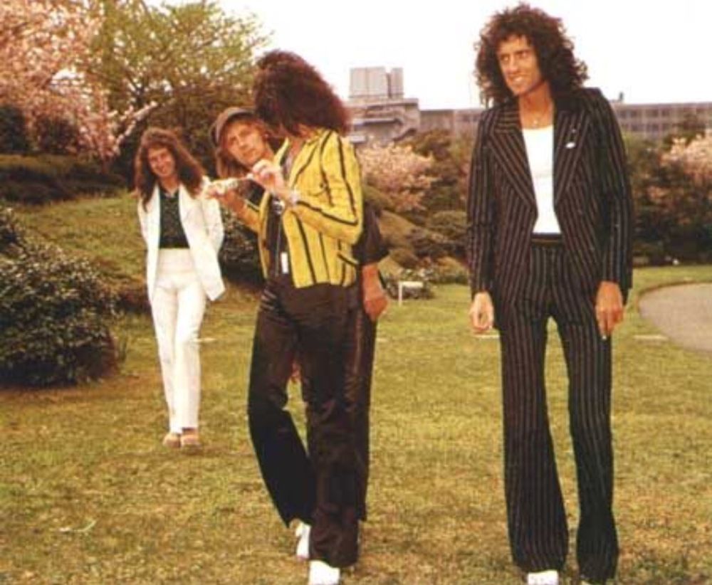 34 Candid Color Photographs of Queen’s First Visit to Japan in 1975 ...