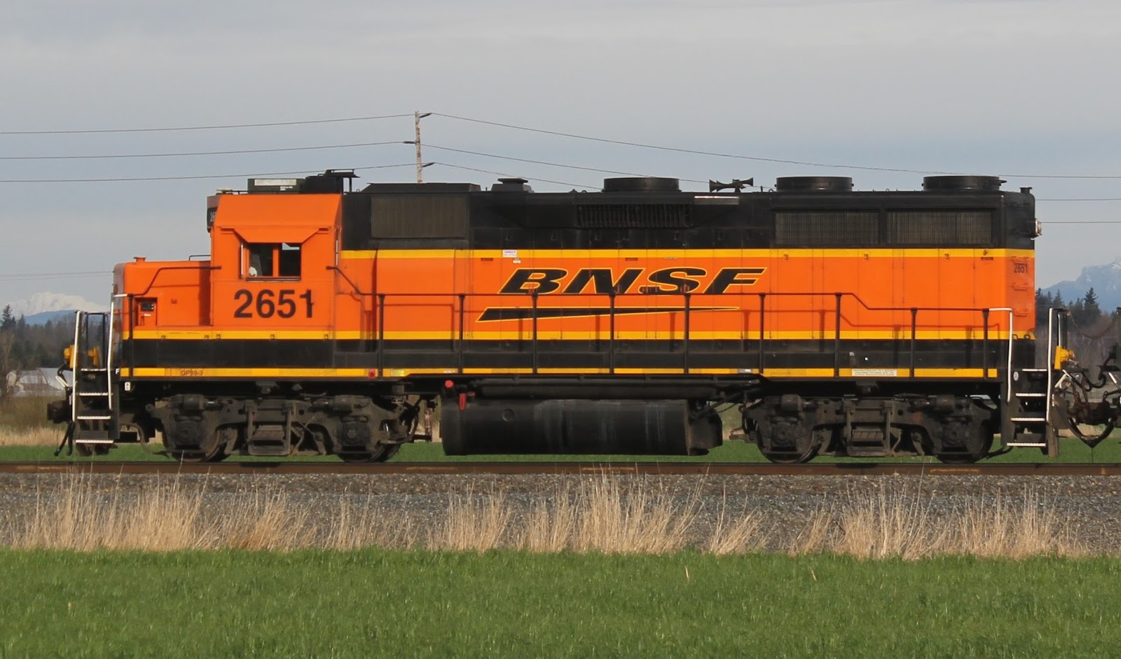 Railfan in Sumas, WA: sunny, BNSF engines 2651/GP39-3, 2291/GP38-2 and slug 340, 10:30am...10 ...