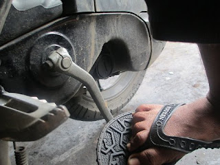 Cara memperbaiki engkol motor yang nggak mau balik