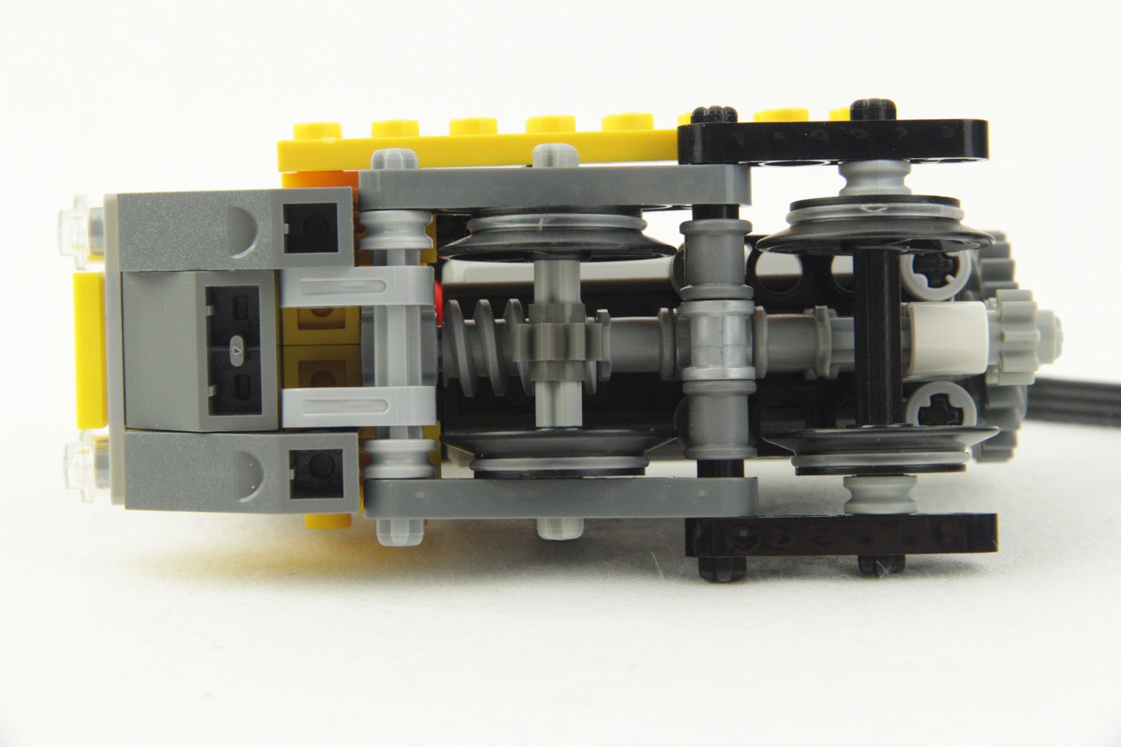 LEGO 4-wide narrow train prototype underway
