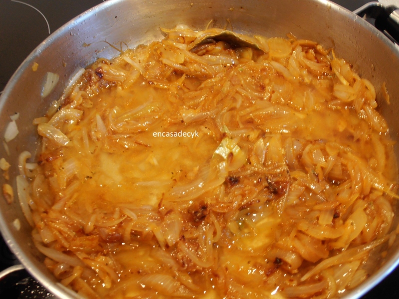 En casa de C y K.: Bonito encebollado. Receta fácil.