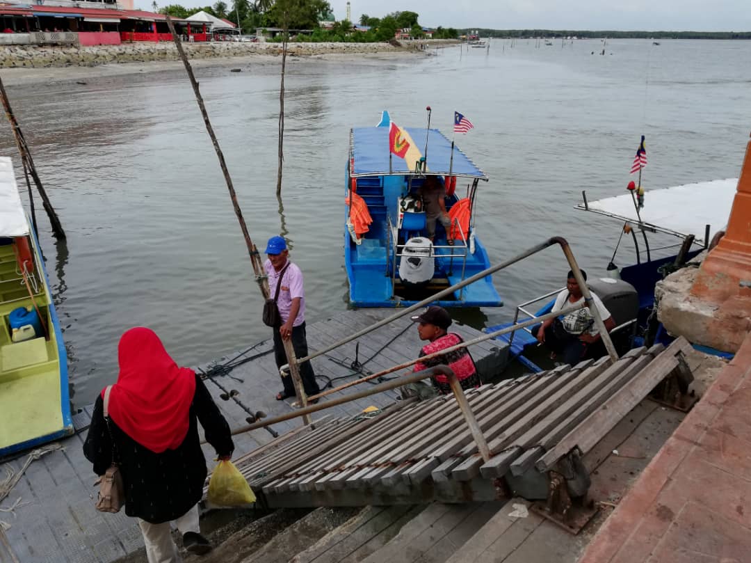 Naik bot dari Pantai Merdeka ke Tanjung Dawai