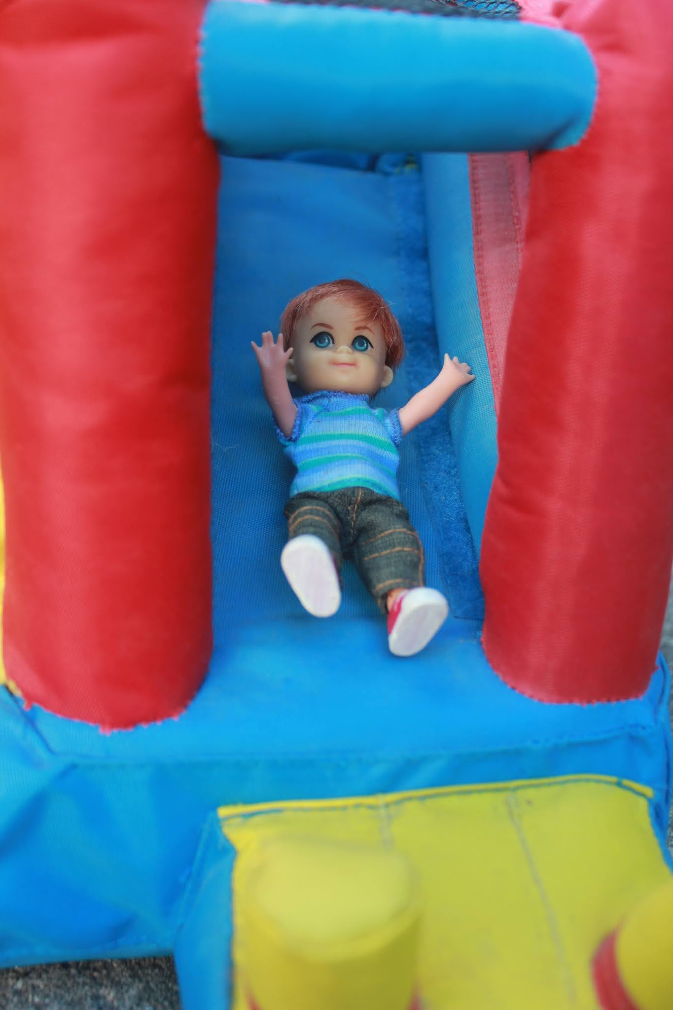 PLANET OF THE DOLLS: Play Sets: Bounce House Sample