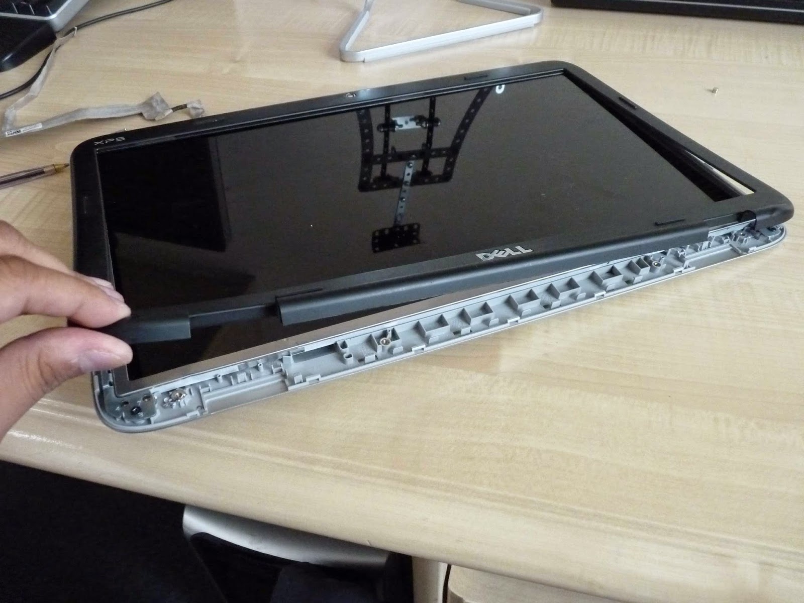 Turning a laptop screen into an external monitor.