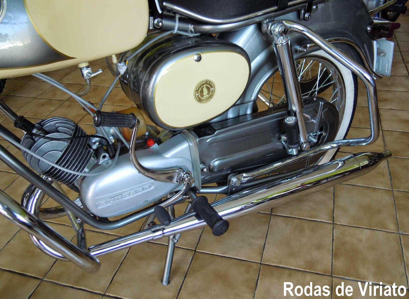 Motorizada Dúnia com dois escapes restaurada - Oficina Moto & Restauro