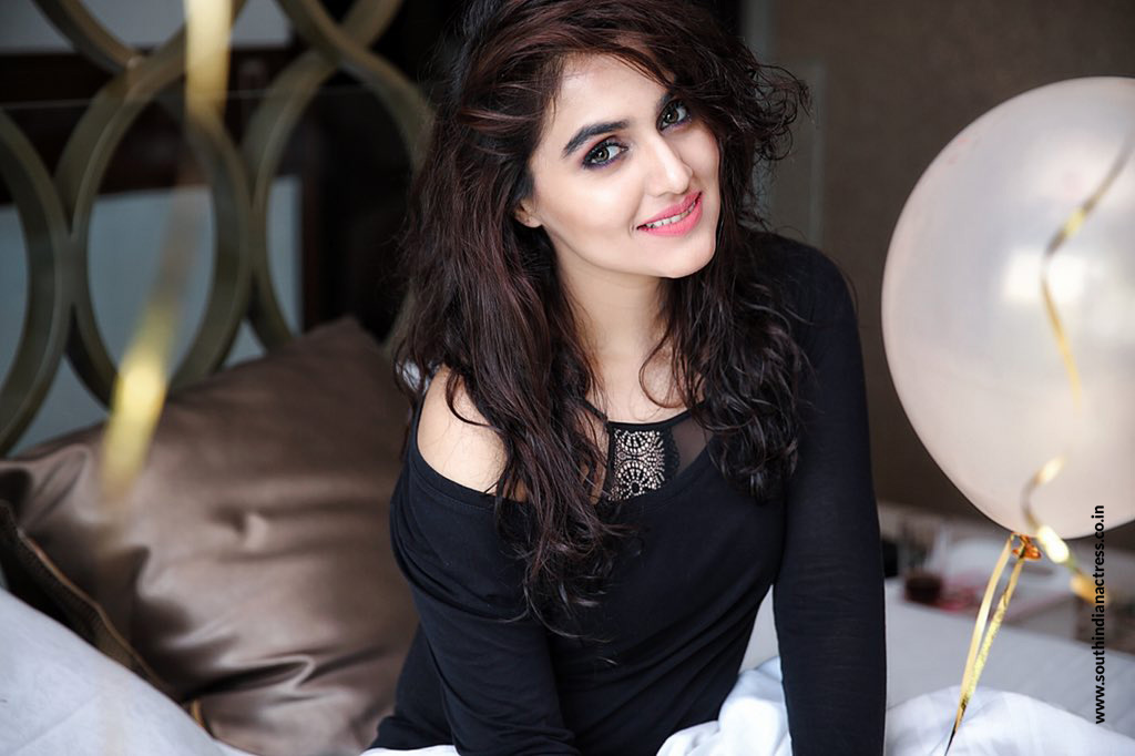 Annanya Soni latest hot Photo shoot stills - South Indian Actress