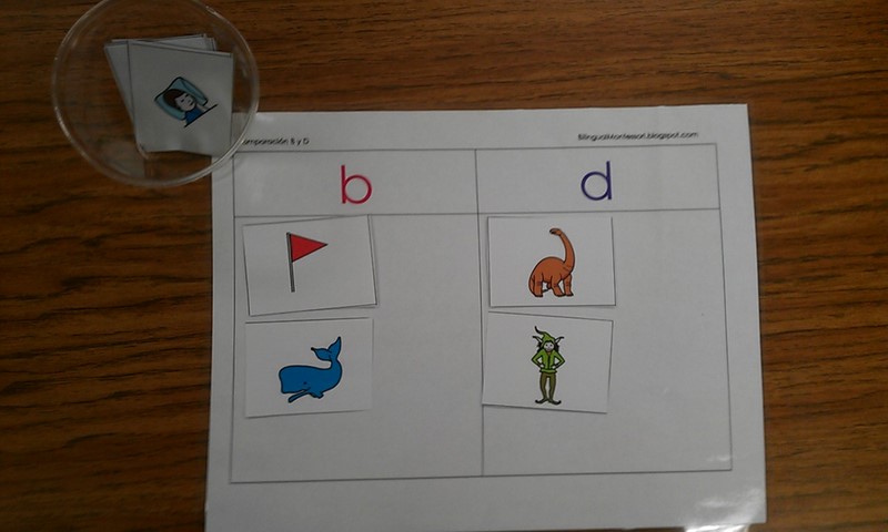 Comparing B & D/Comparando-letras b y d ~ Bilingual Montessori