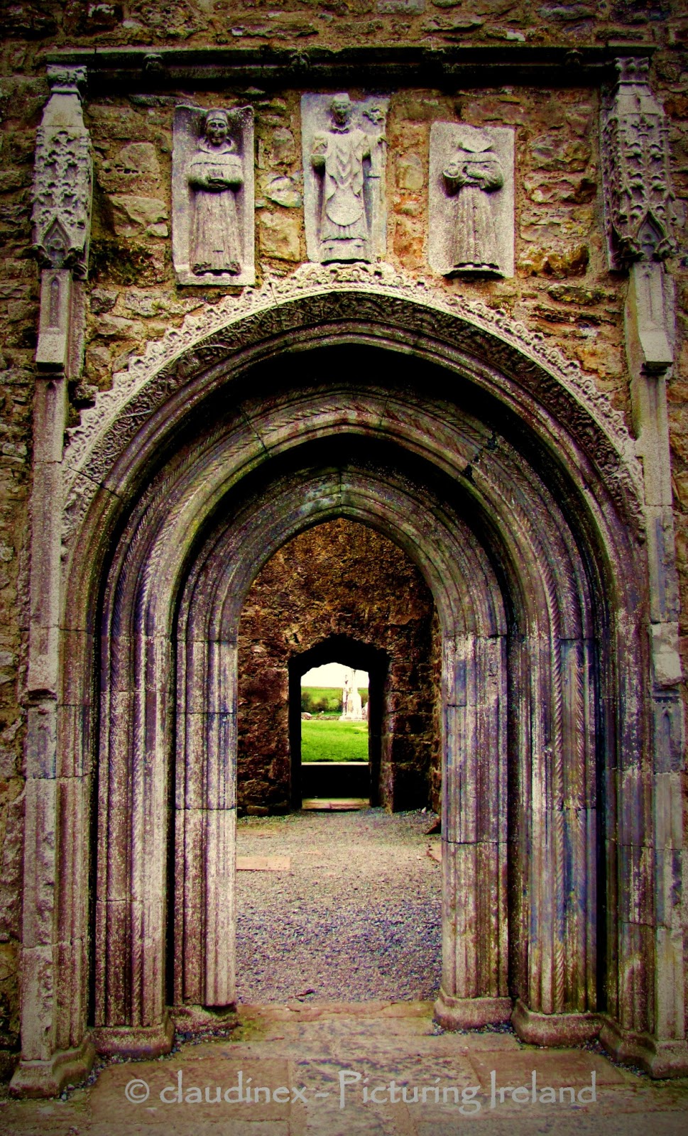 Picturing Ireland : Magical Places: The lost city of Clonmacnoise