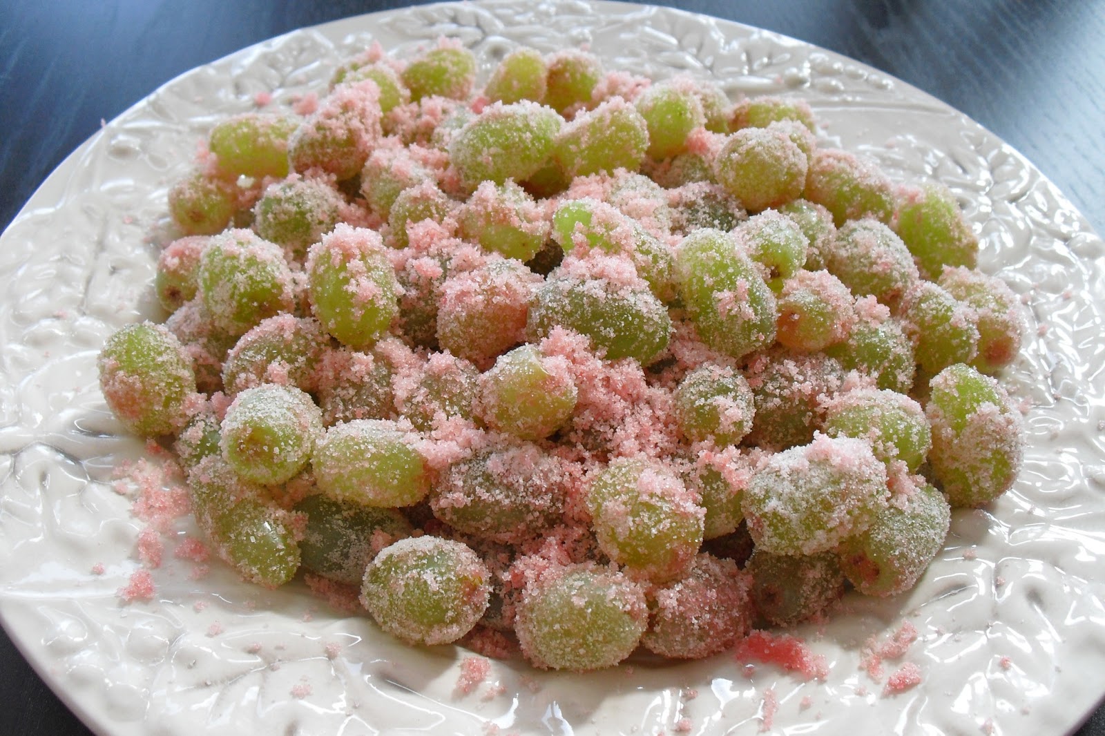 Lindsey's Kitchen: Frozen Sour Patch Grapes Lindsey's Kitchen: Frozen Sour Patch Grapes