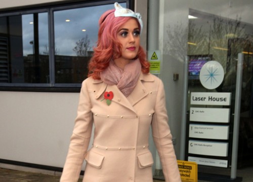 All Movie, Music: Katy Perry’s Halloween Kitty Cat Mask (PHOTOS)