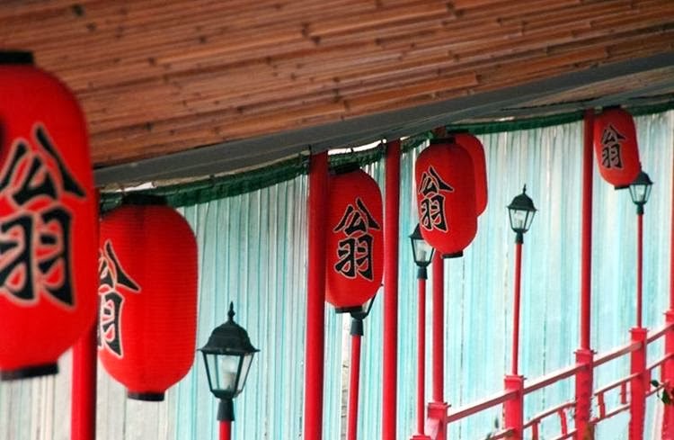 Mail2Day: Unusual Hanging Restaurant in China (9 pics)