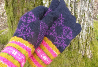 Yllep`s handicrafts: Muhu mustritega kindad.