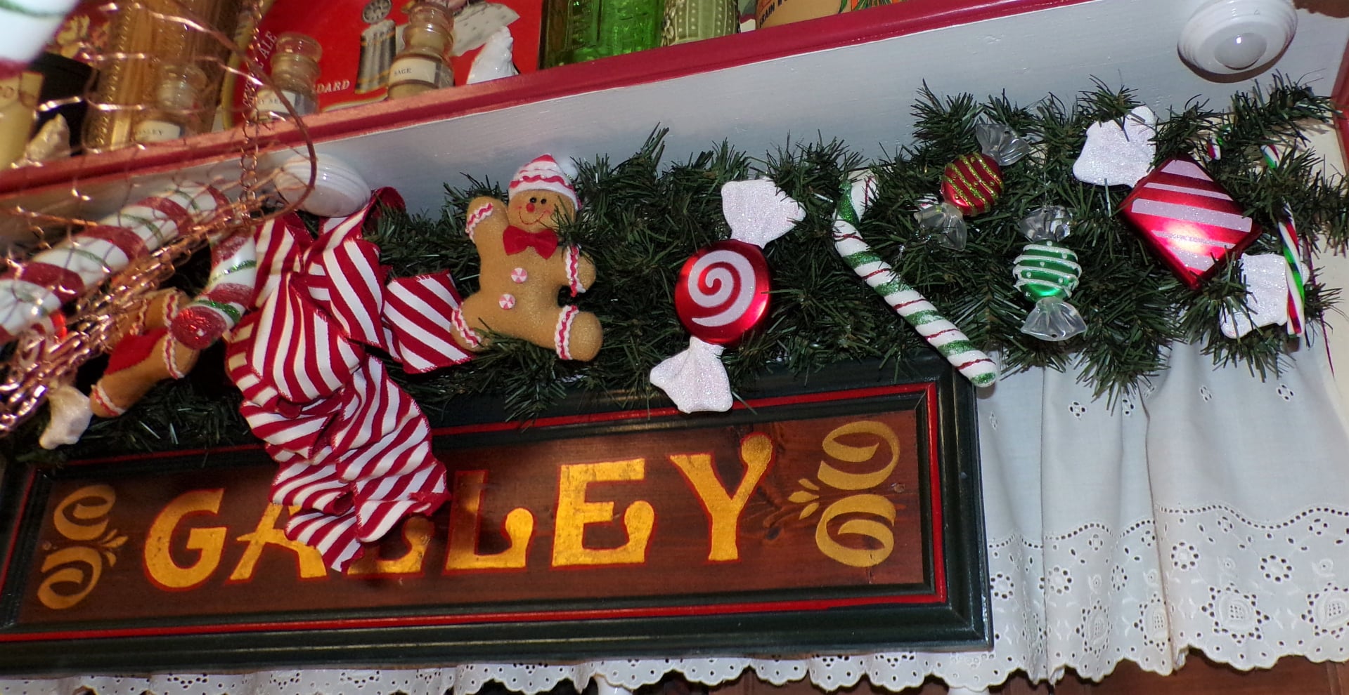 A DEBBIE-DABBLE CHRISTMAS: Gingerbread Land, Beverage Bar and More ...