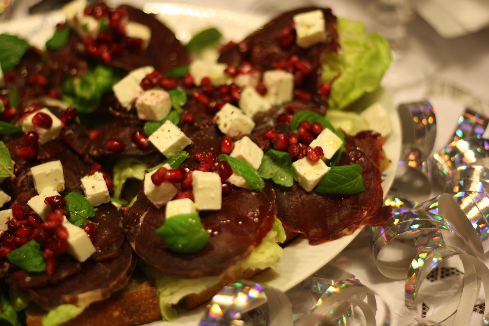 MissMuffins opskrifter: Bruschetta med røget dyrekølle, granatæble og feta