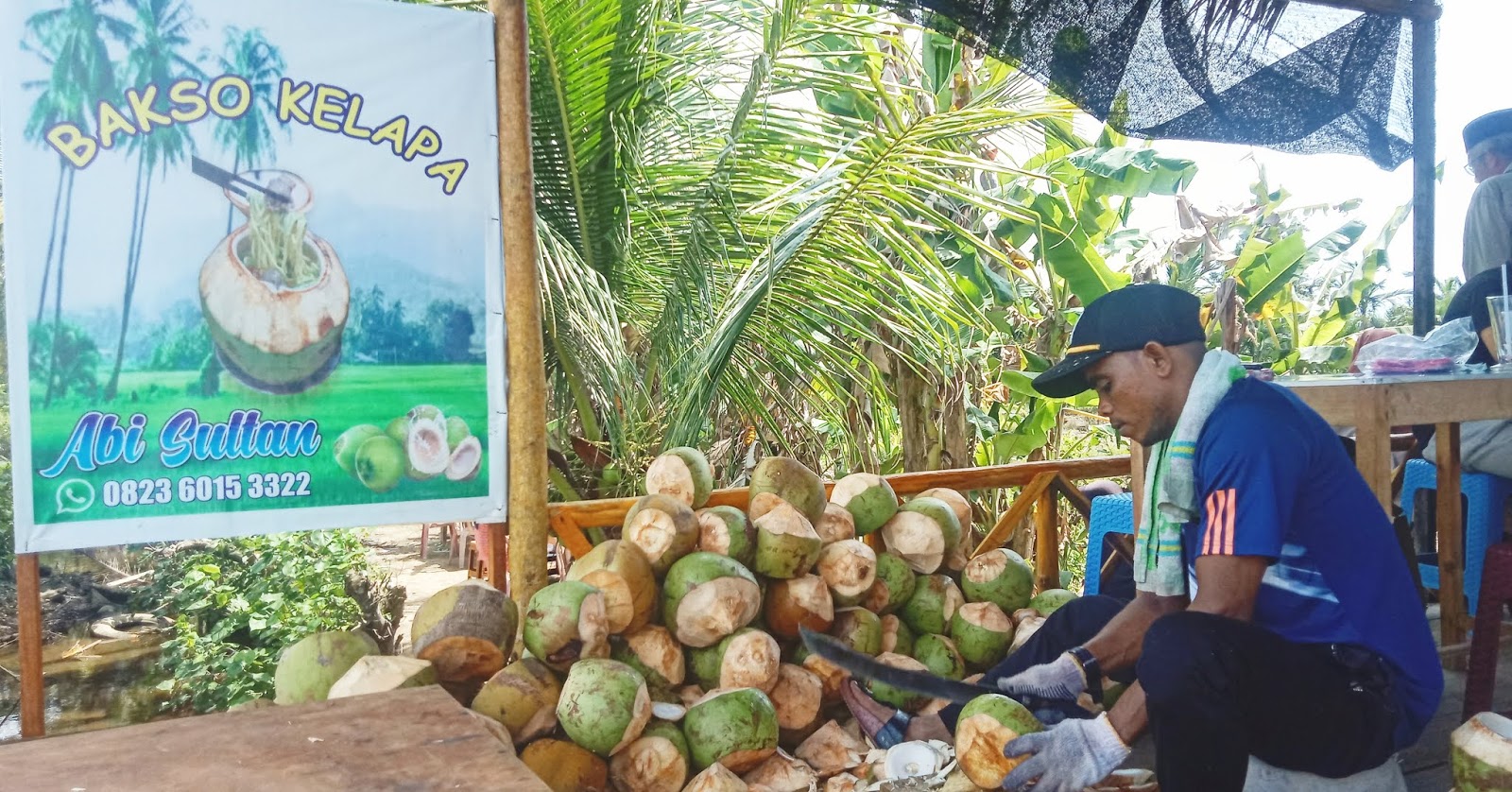 Unik, Sensasi Kelezatan Mie Bakso Dalam Batok Kelapa Muda