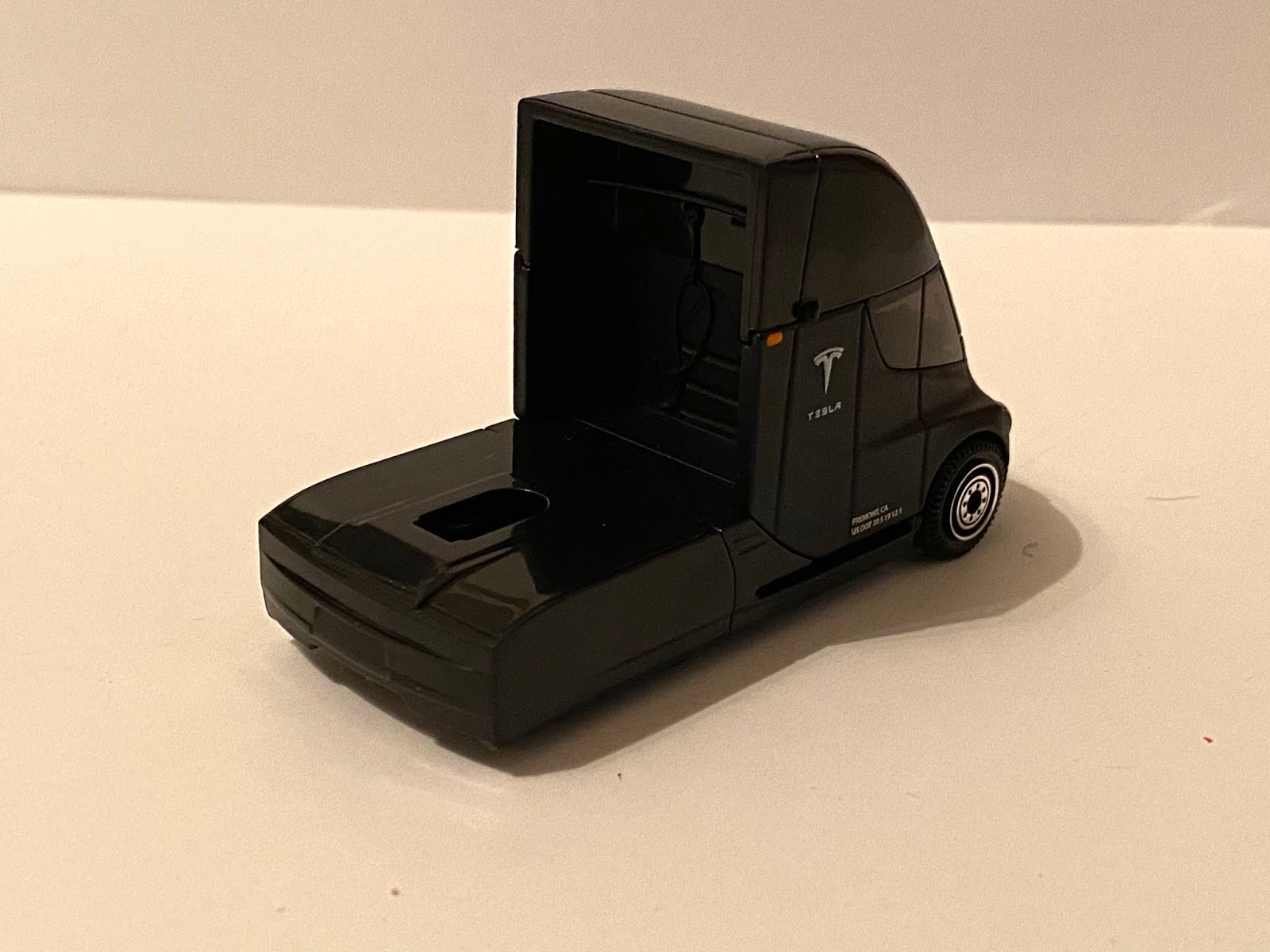 Modell:87: Elektrisierend - Der Tesla Semi von Matchbox