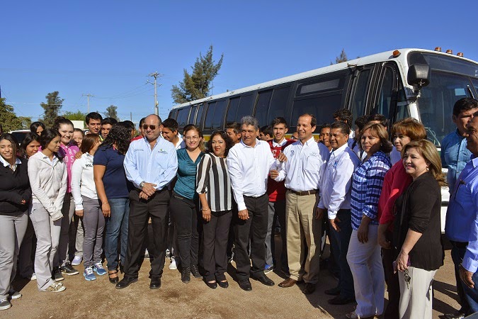 INFOMAYO: ENTREGA ALCALDE RAMÓN DIAZ NIEBLAS AUTOBUS AL CBTIS 63