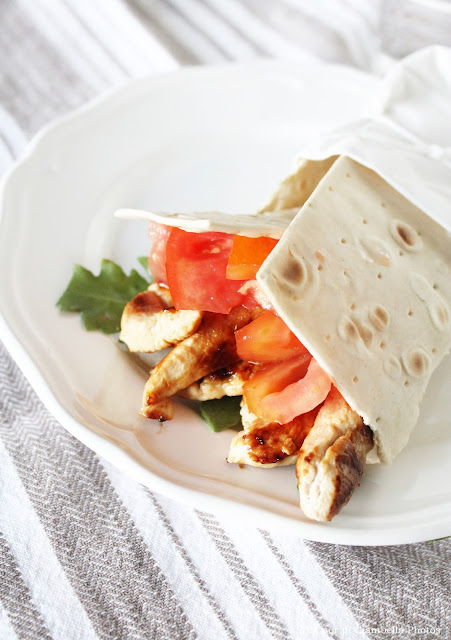 Chicken Wrap ( o rotolo di piadina con petto di pollo e salsa allo ...