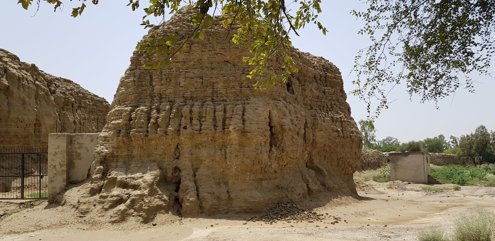 Pakistan Geotagging: 098 - Nawab Sar Buland Khan And His Fort At Mankera