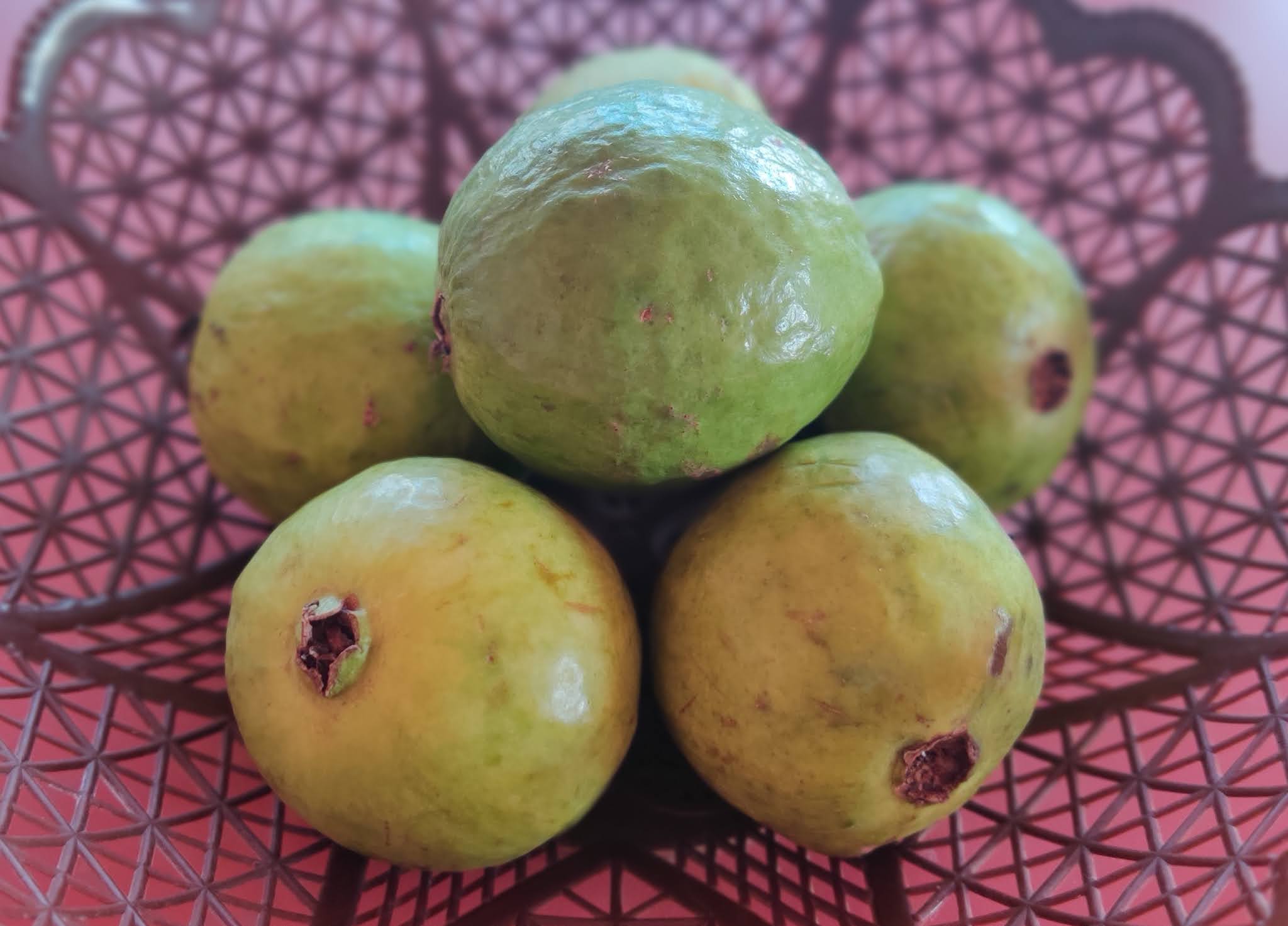Amazing health benefits of GUAVA(AMRUD) fruit and leaves