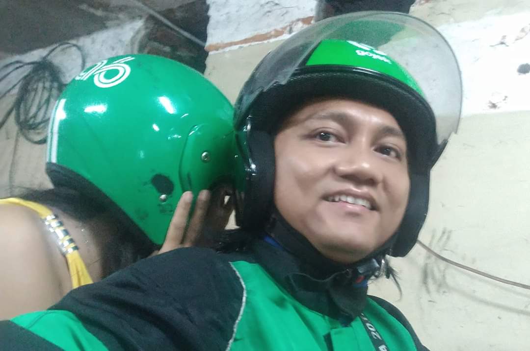 Ilustrasi ojol dengan penumpang yang sama-sama mengenakan helm