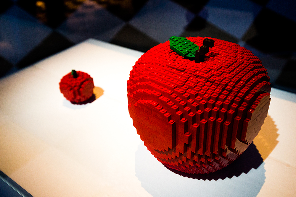 งานแสดงศิลปะรูปปั้นตัวต่อ Lego ที่ ArtScience Singapore Museum โดย ...