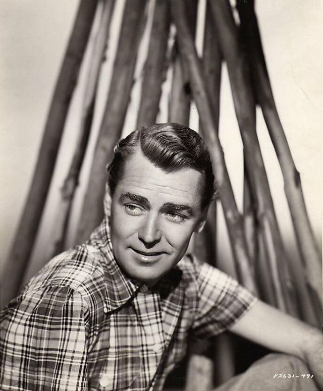 35 Handsome Portrait Photos of Alan Ladd in the 1940s ~ Vintage Everyday