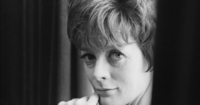 Beautiful Vintage Black and White Photos of a Young Maggie Smith in the ...