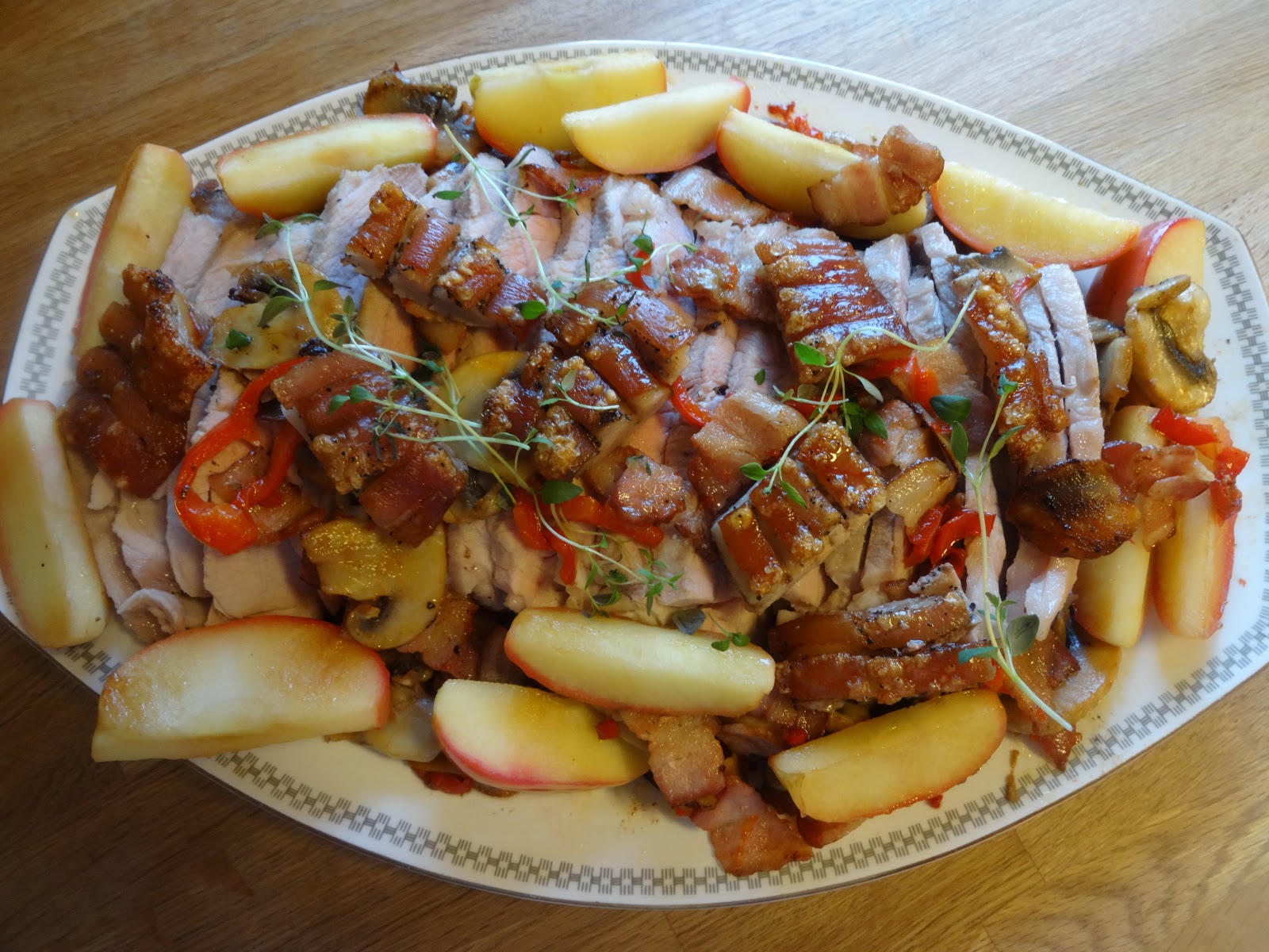 Edels Mat : Svinestek av bog med sprø svor ! Servert med sopp, bacon og ...