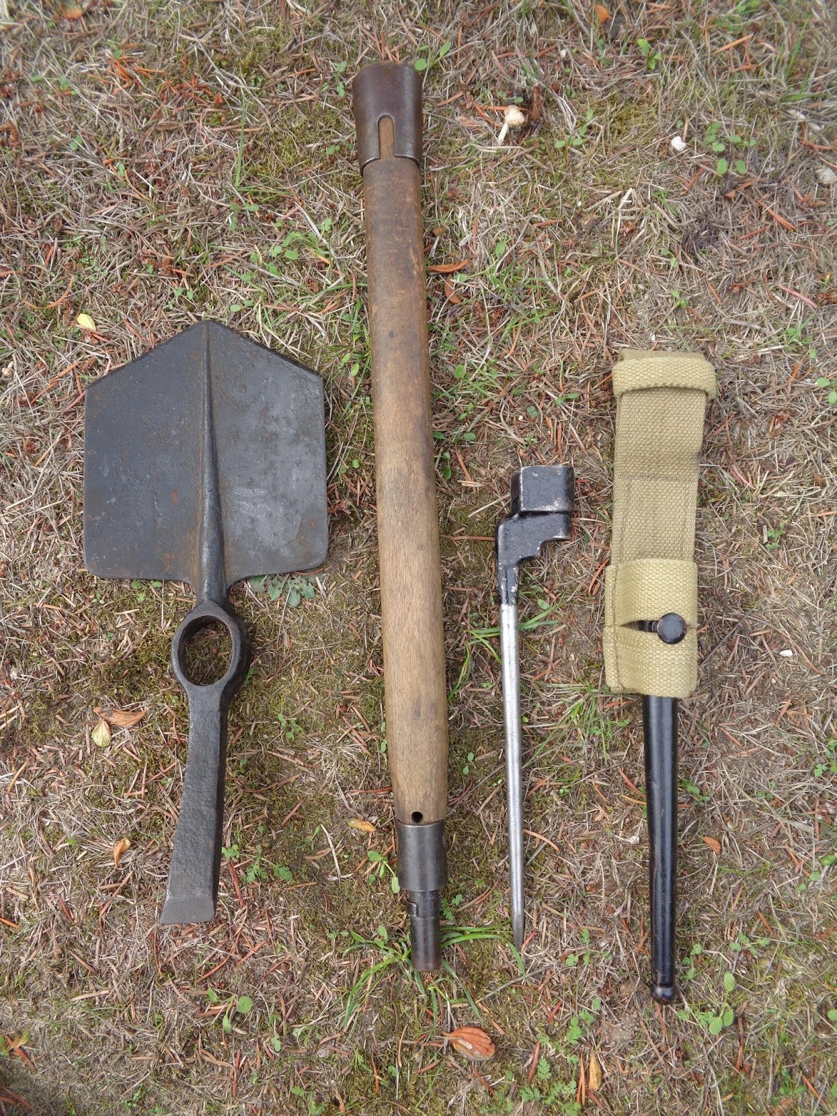 Four Bees: British Entrenching Tool, WW2, "Implement Entrenching ...