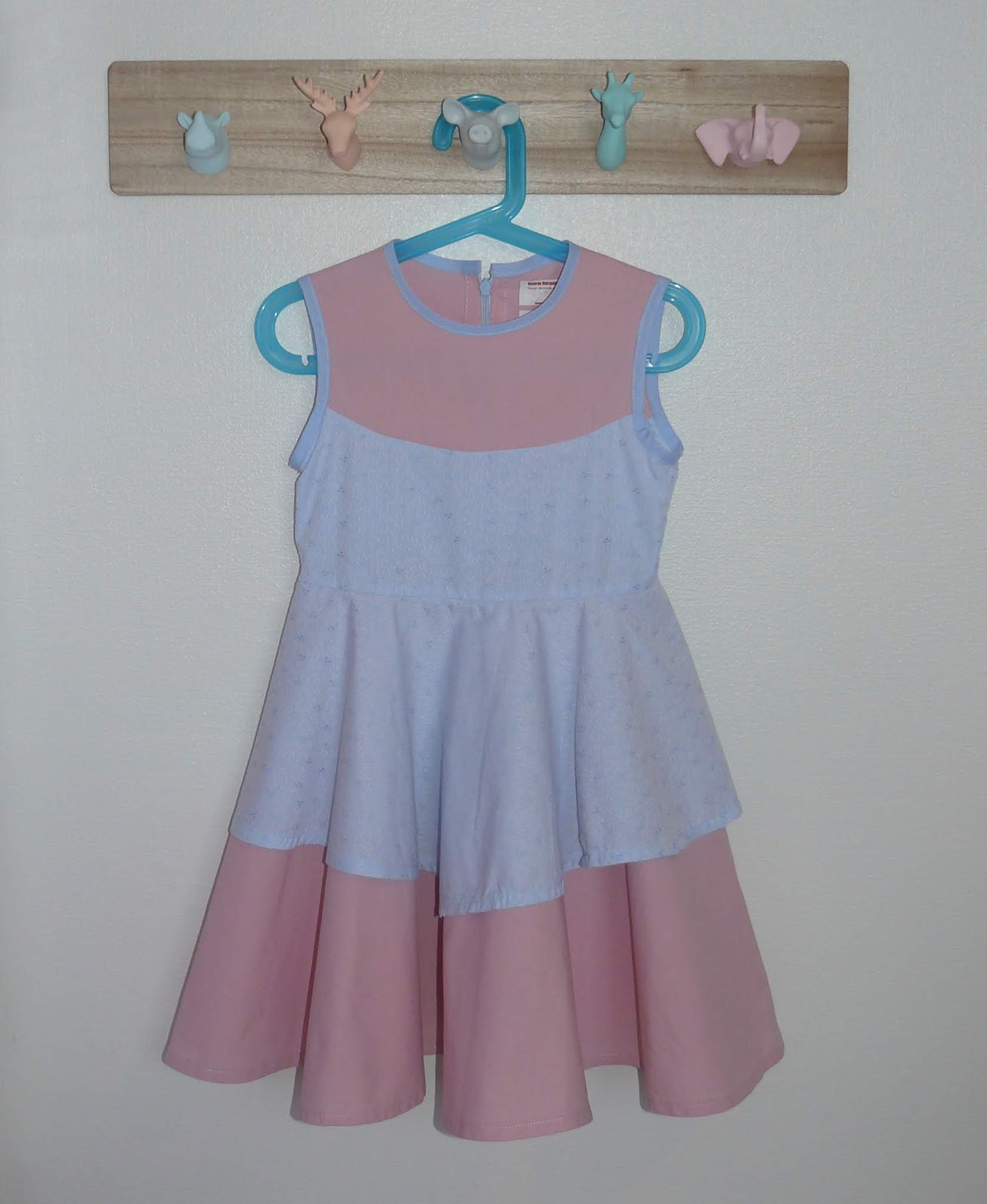 Robe rose et bleue pour jolie fillette