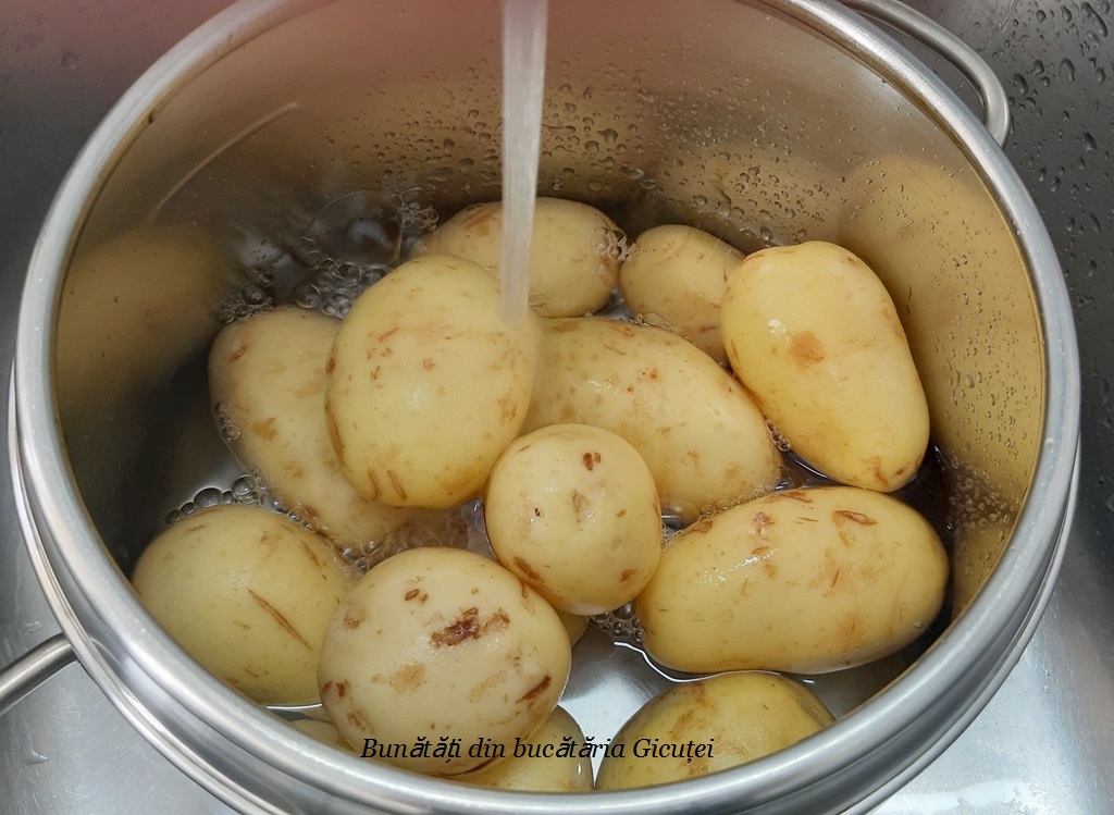 Cartofi noi fierti si prajiti cu sos de usturoi verde si iaurt ...