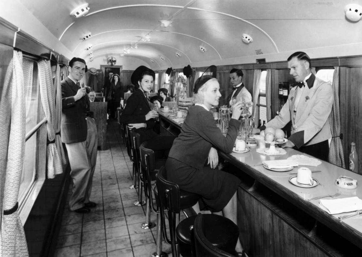Vintage Photos Show the First Class Carriages of the Great Western ...