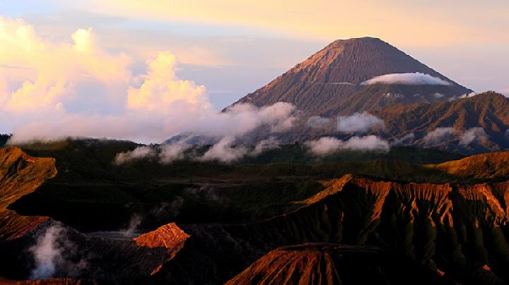 The best volcano hiking in Java Island Indonesia | Bromo Java Travel