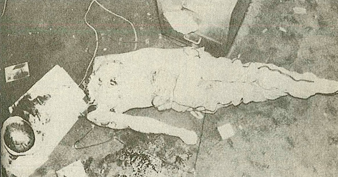Japan No War Jnw 日本平和の市民連盟 三島由紀夫が自衛隊総監室で切腹自殺をした死体と、鉢巻を締めた生首が縦に置かれた。