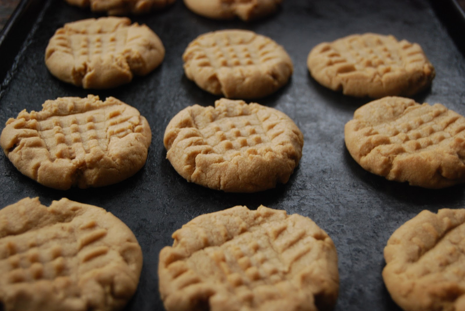 Kirsten's Kitchen: of vegan creations: Peanut buttah cookies