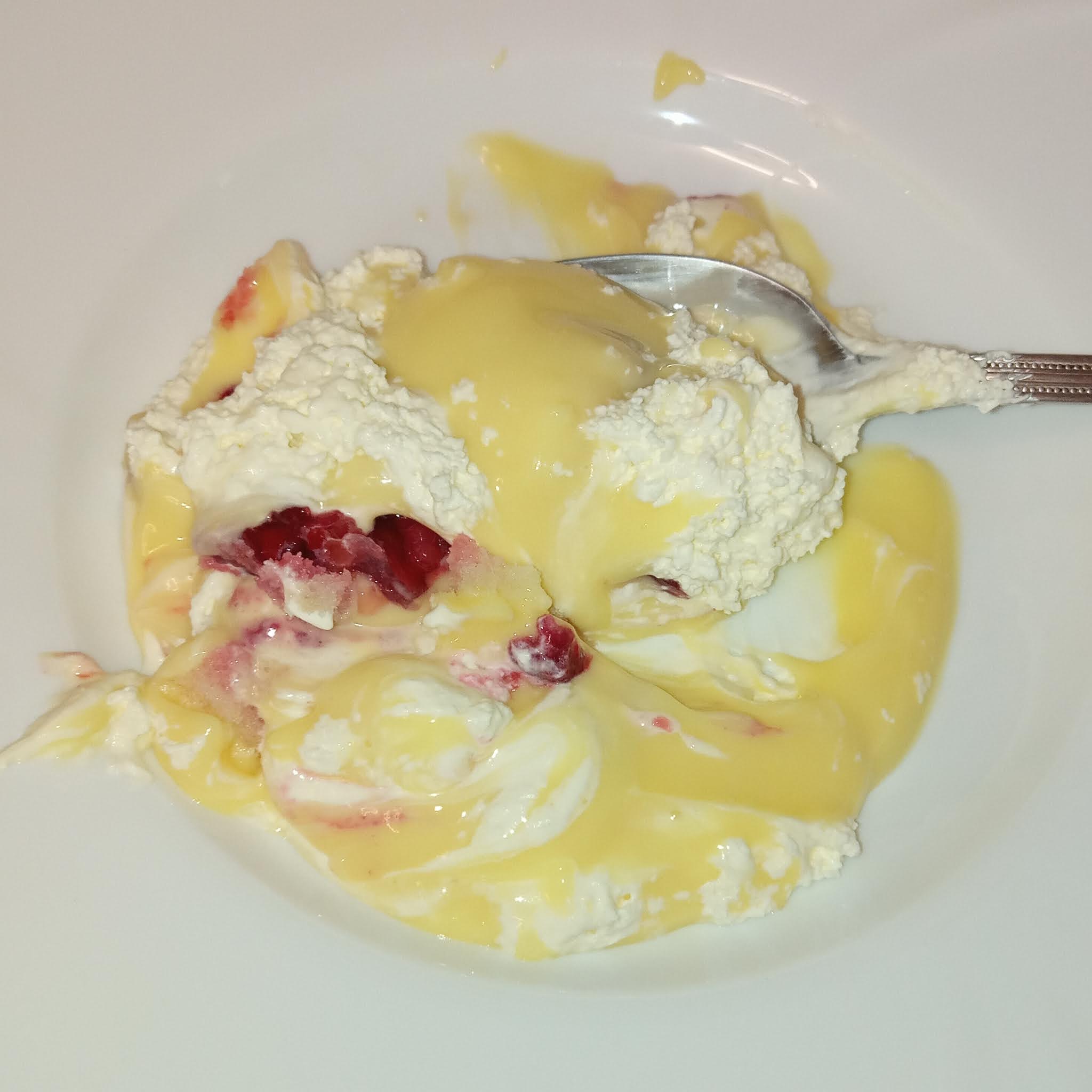 Supersupergirl's Food Reviews: [Review] Sainsburys Raspberry Sherry Trifle