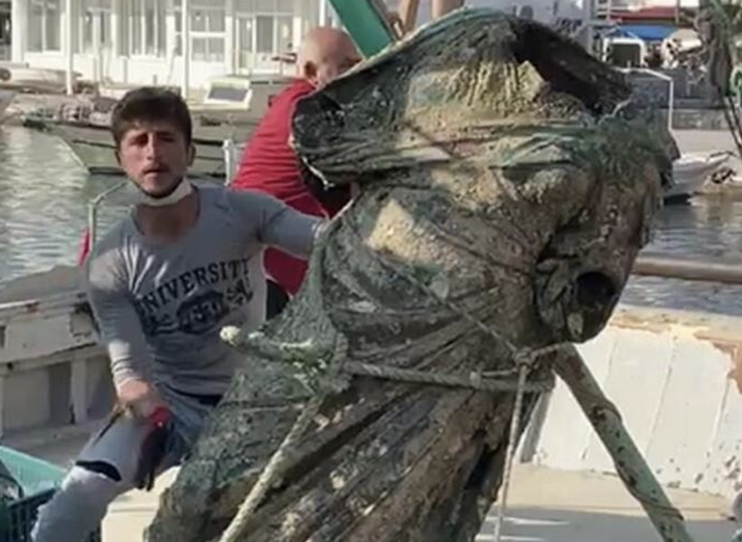 Turchia, una statua bronzea tra le reti di un peschereccio