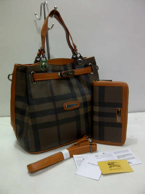 Tas Wanita: Tas Burberry Set Dompet 003