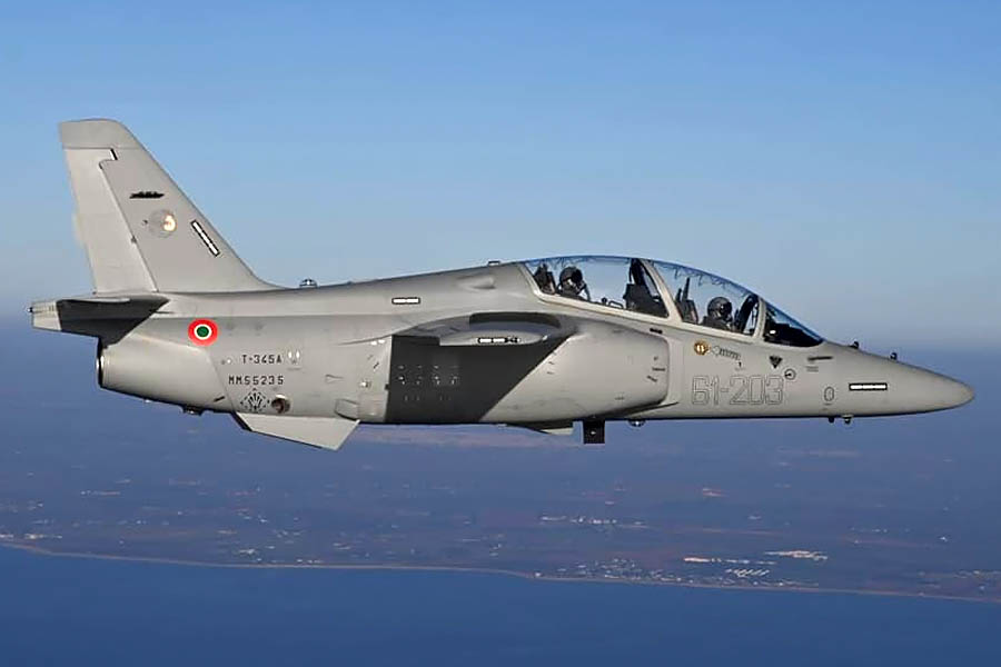 Leonardo entregó los dos primeros aviones de entrenamiento a reacción M ...