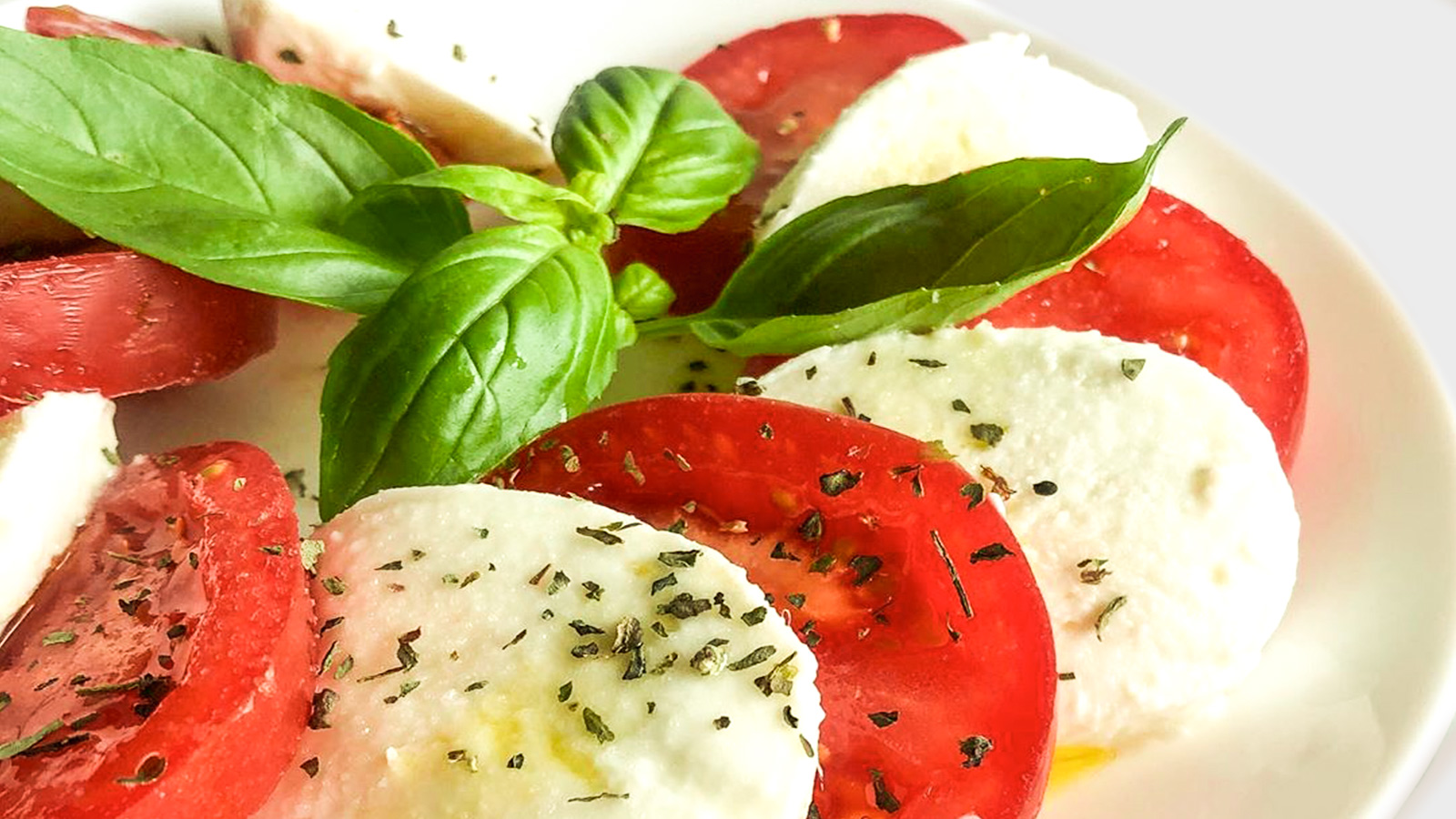 LE RICETTE di LALINA: CAPRESE con POMODORO, BASILICO e MOZZARELLA