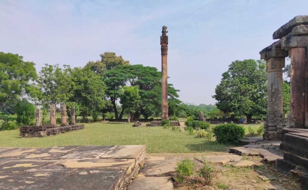 Hindu Temples of India: Garuda Pillar, Eran, Madhya Pradesh