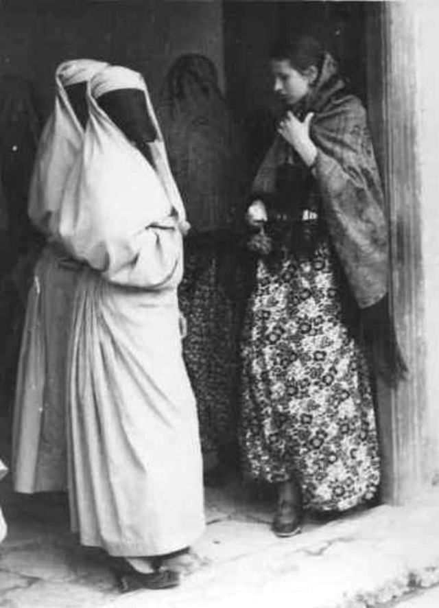 25 Eerie Vintage Photographs Capture Muslim Women Wearing Dark Face ...