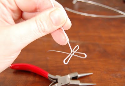 en el pais de la piruleta...: Pájaro afieltrado con patitas de alambre