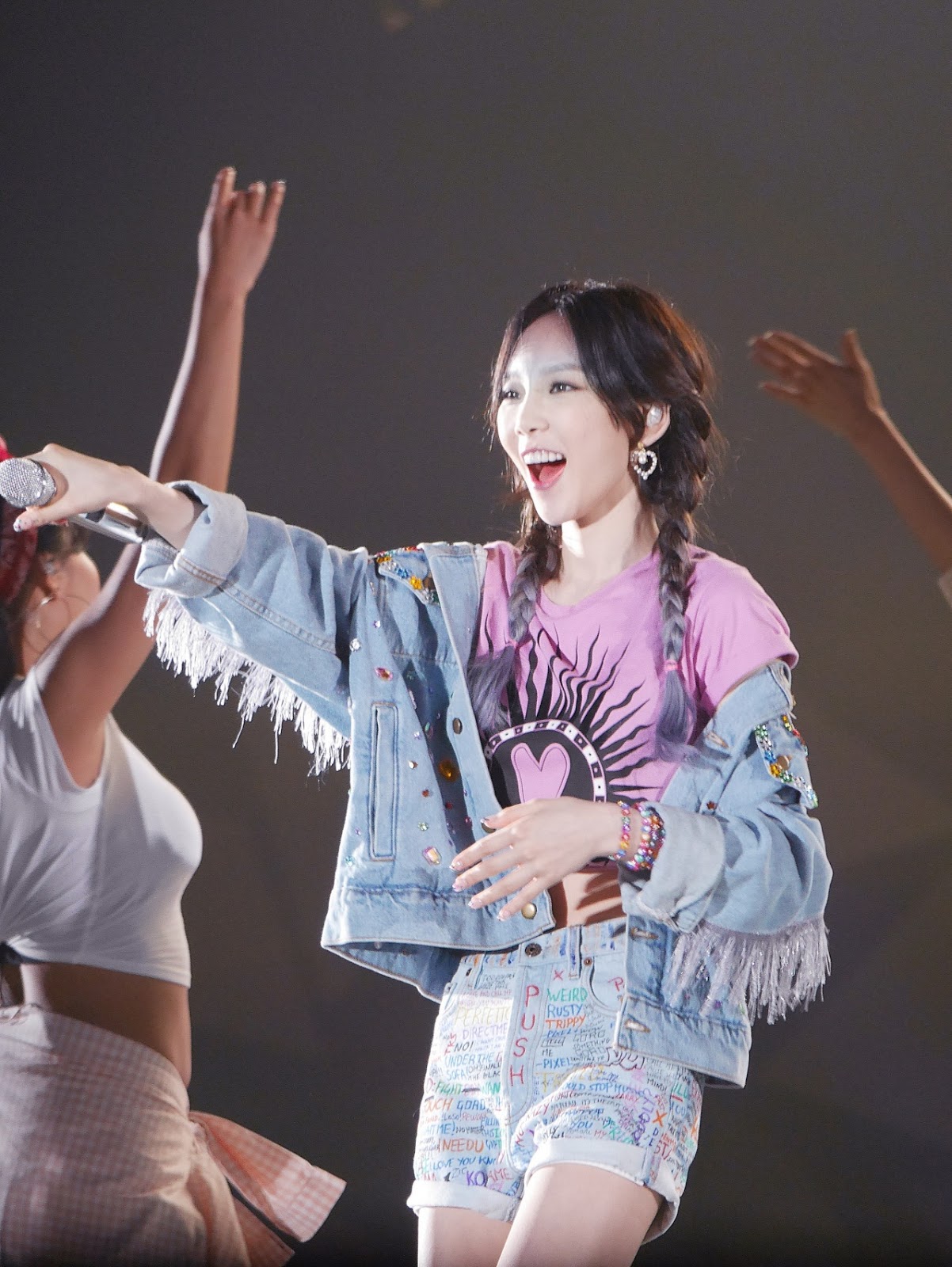 See SNSD TaeYeon's pictures from her 'PERSONA' concert in Hong Kong ...