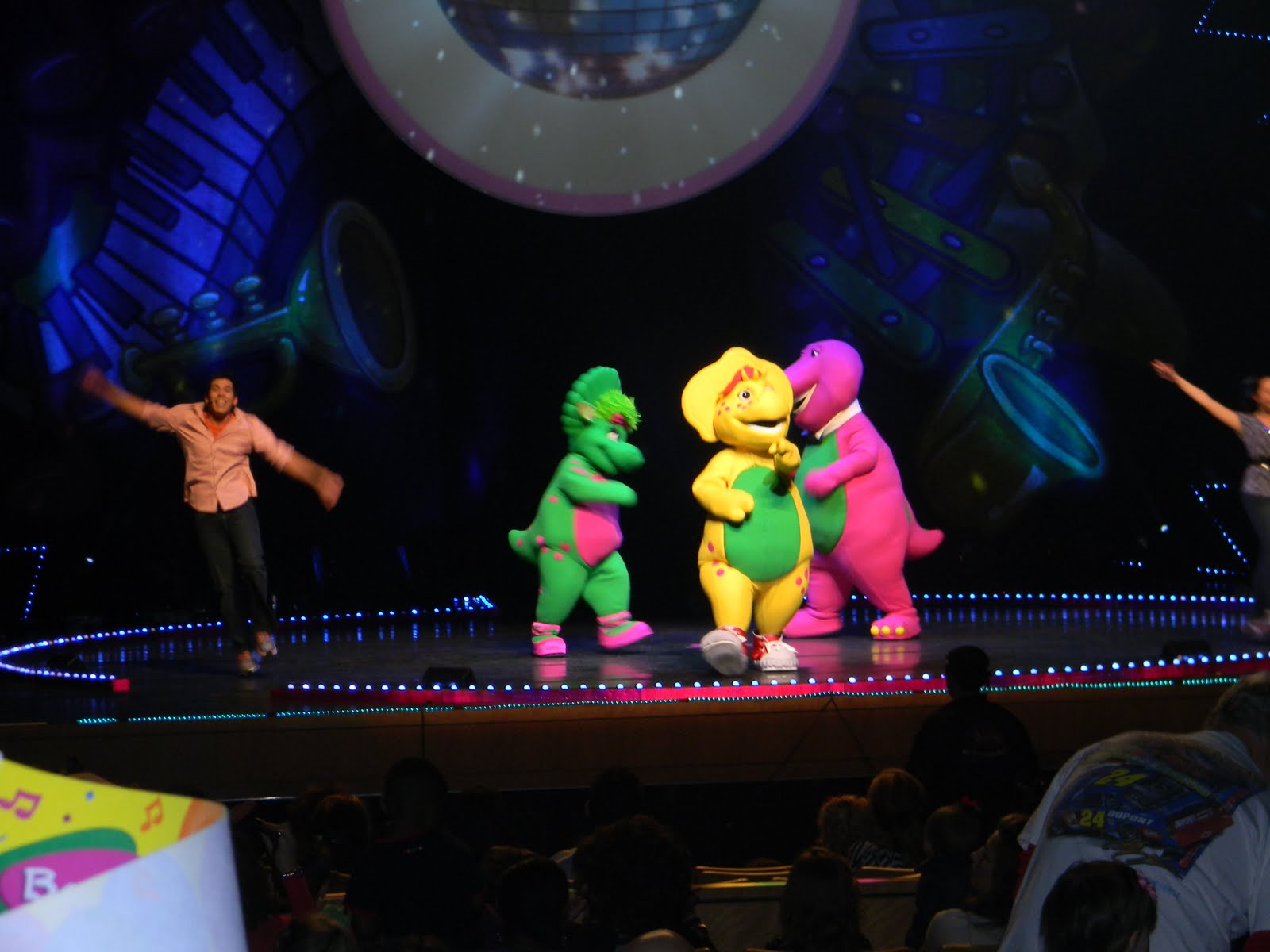 Wilkes Family Blog: Barney Live!