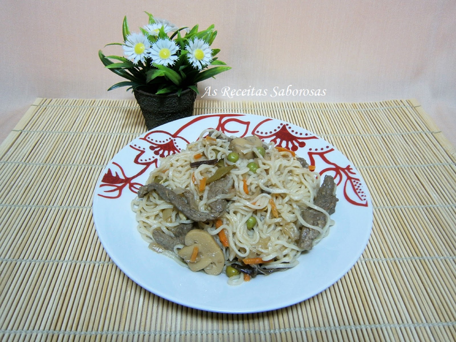 As Receitas Saborosas: Massa Chinesa com Legumes e Carne