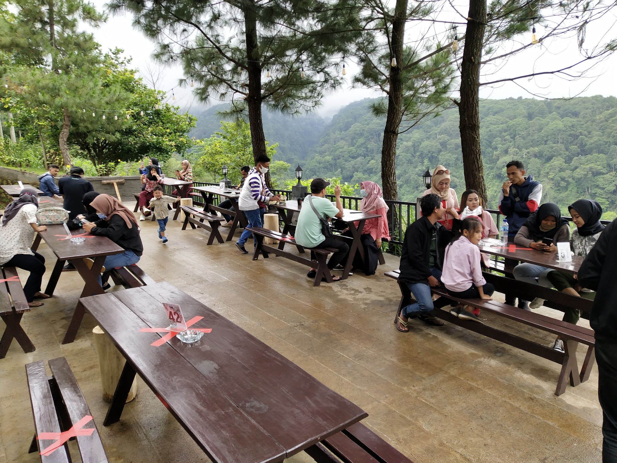 Cafe Elji Lingkung Gunung, Tempatnya 'Ngopi' Bernuansa Alam